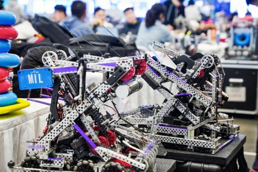 2024 中国机器人大赛开战，VEX U 赛队尖峰相见 – VEX 机器人